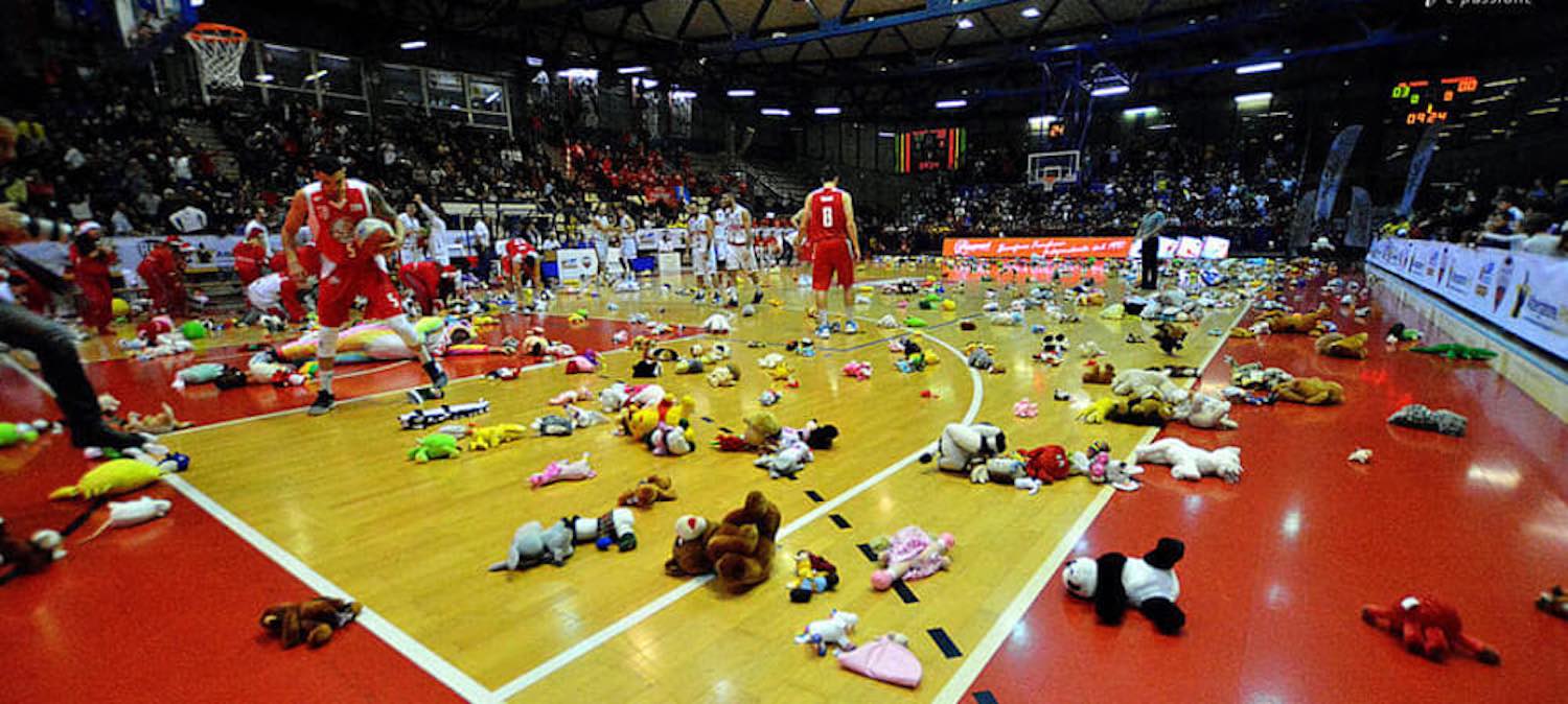 A Rimini Teddy bear toss a favore delle case famiglia della Comunità ...